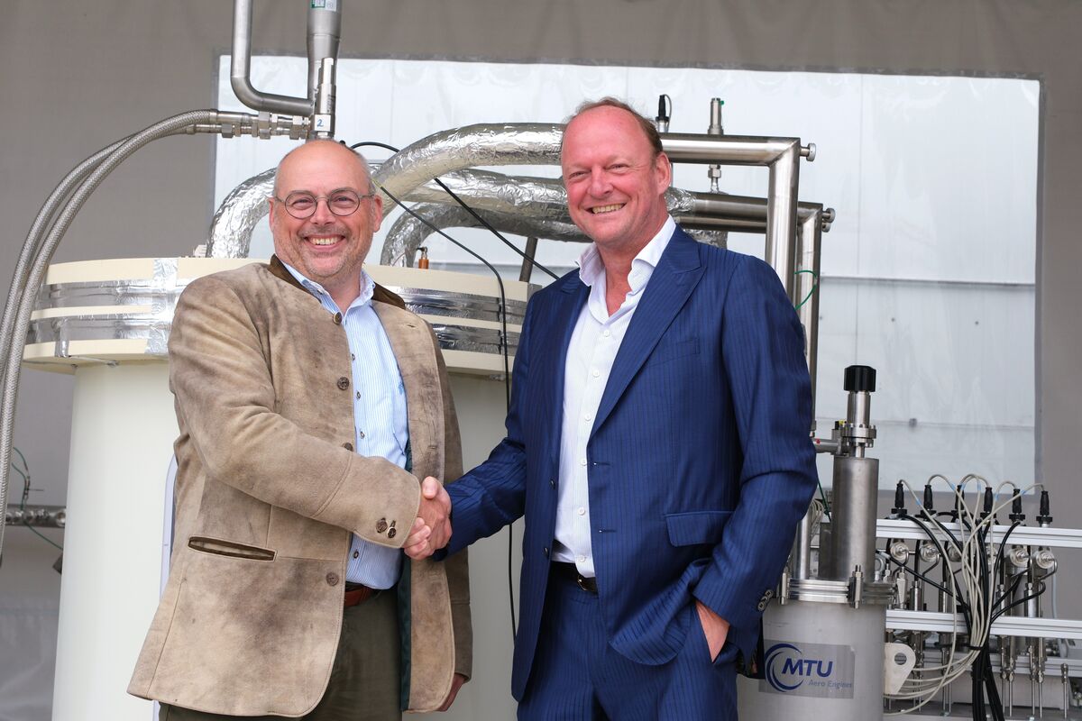 Flying Fuel Cell: MTU Aero Engines tests an LH2 fuel system - MTU Aero ...